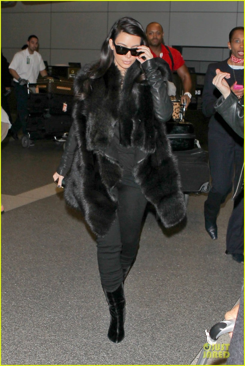 Kim Kardashian: Autograph Signing at LAX Airport!: Photo 2800483 ...