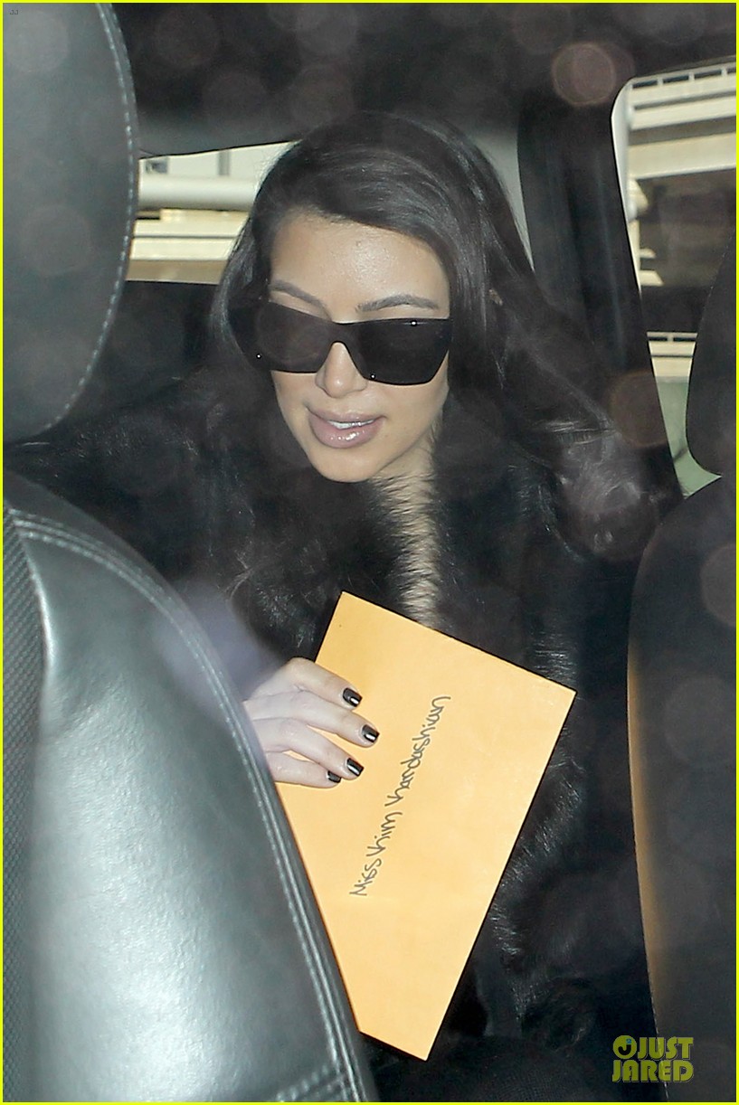 Kim Kardashian: Autograph Signing at LAX Airport!: Photo 2800489 ...