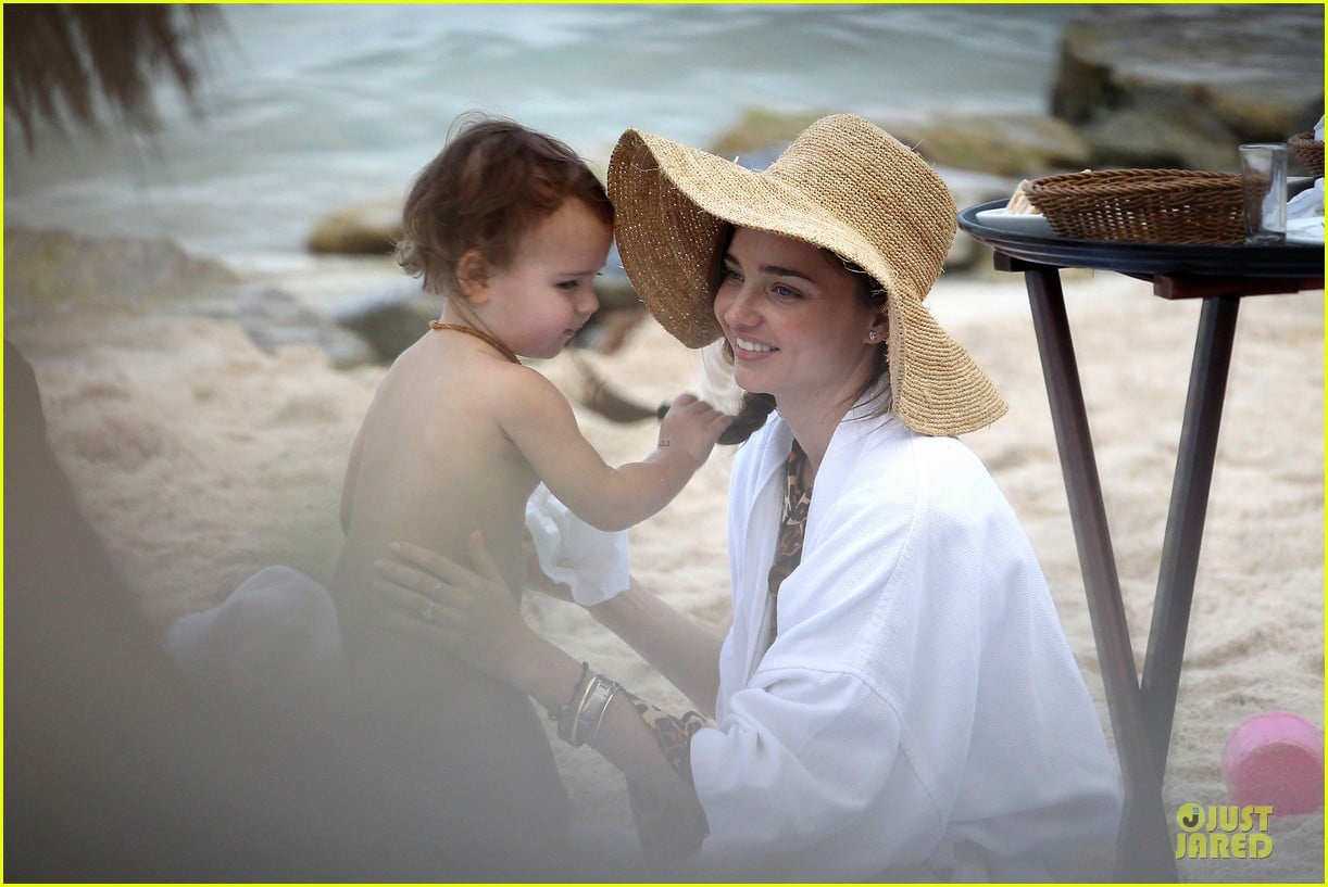Miranda Kerr & Shirtless Orlando Bloom: Beach Vacation with Flynn ...