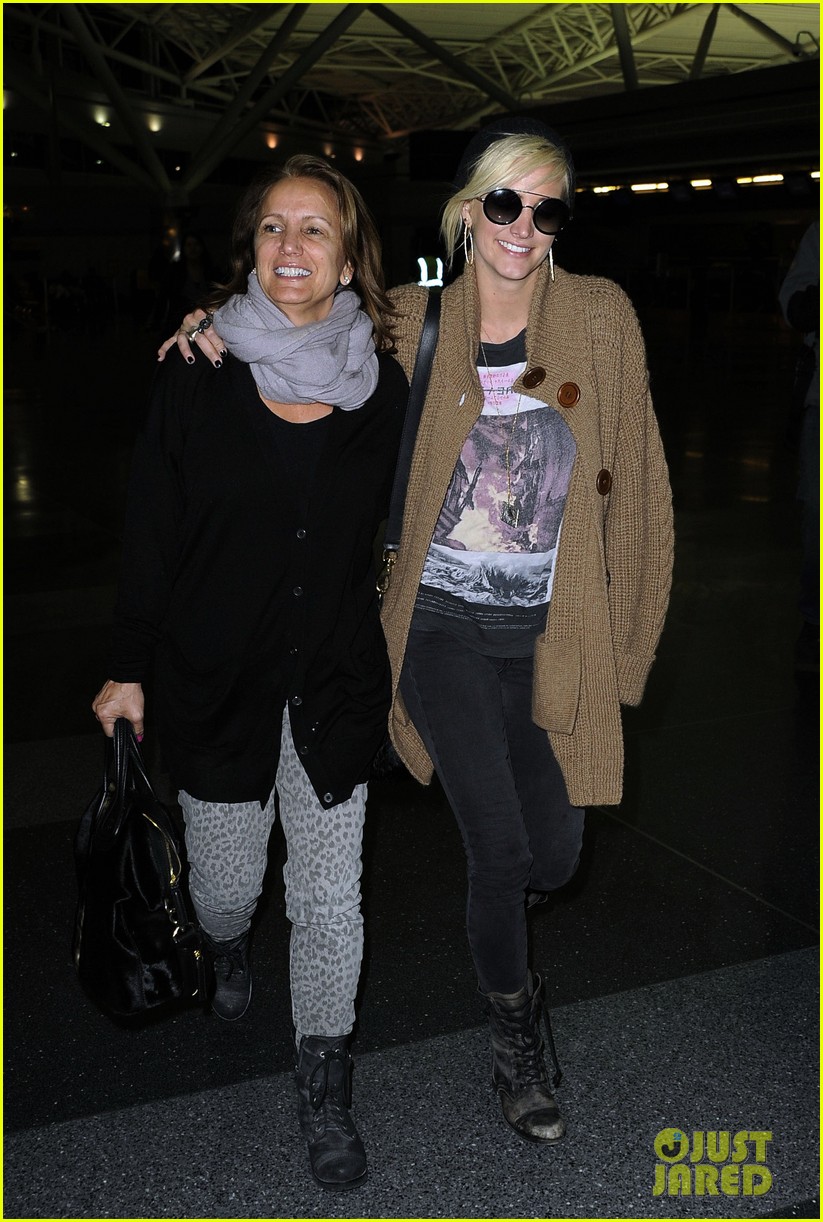 Ashlee Simpson: JFK Hugs for Mom Tina!: Photo 2784217 | Ashlee Simpson ...