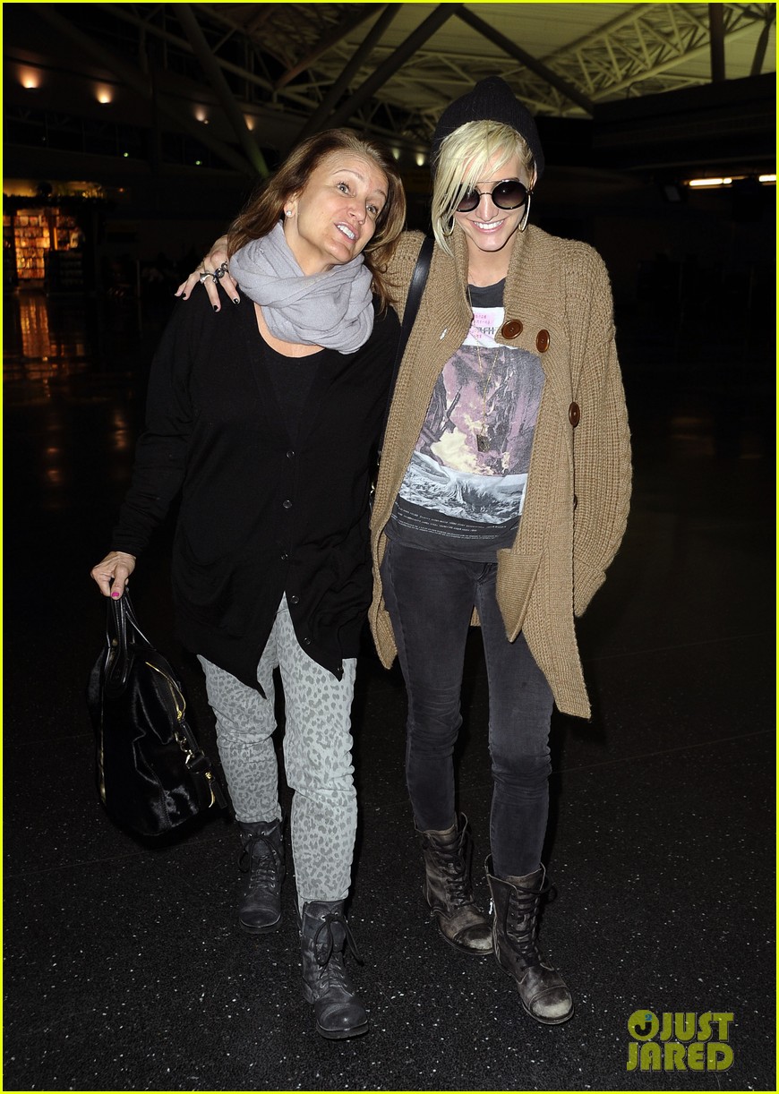 Ashlee Simpson: JFK Hugs for Mom Tina!: Photo 2784218 | Ashlee Simpson ...