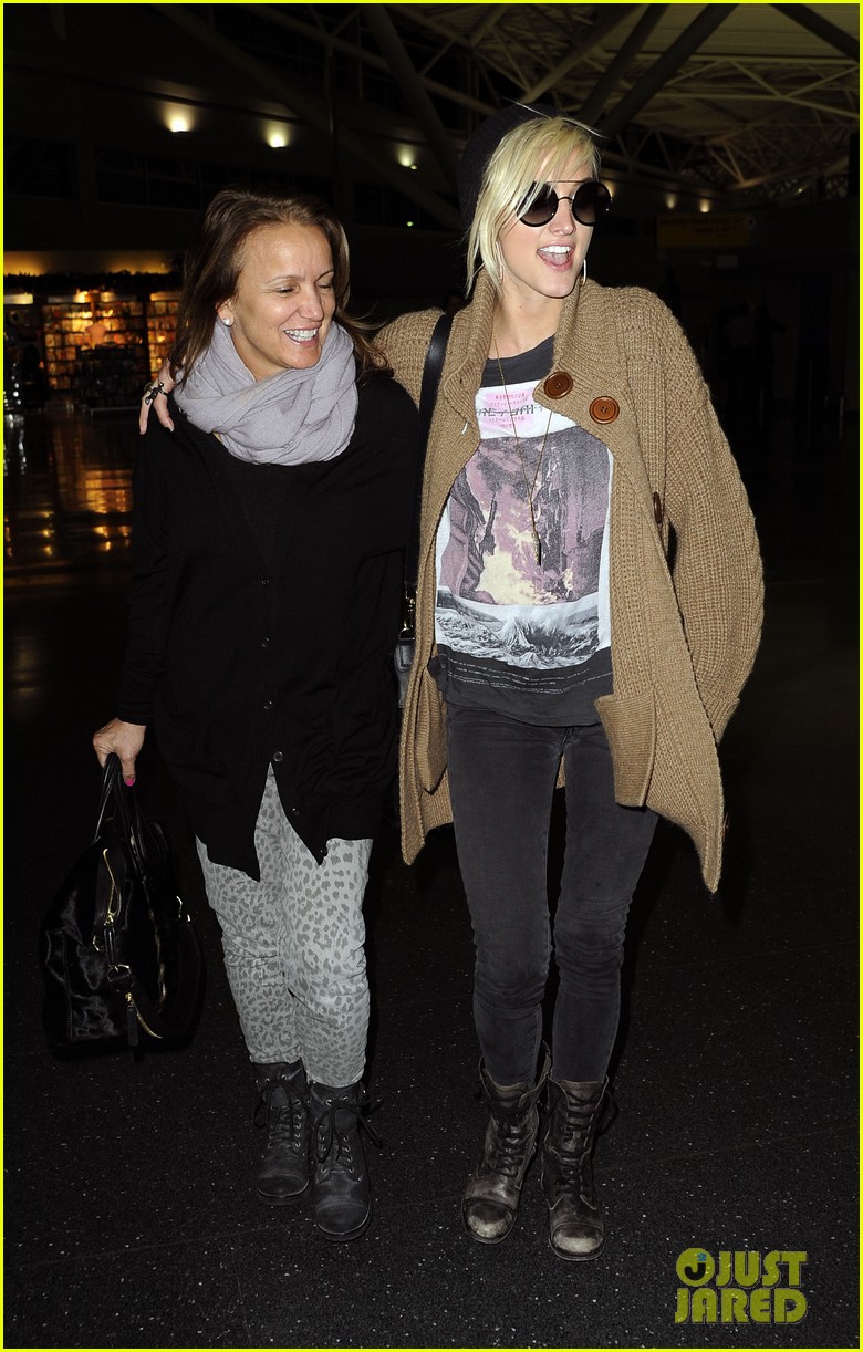 Ashlee Simpson: JFK Hugs for Mom Tina!: Photo 2784219 | Ashlee Simpson ...