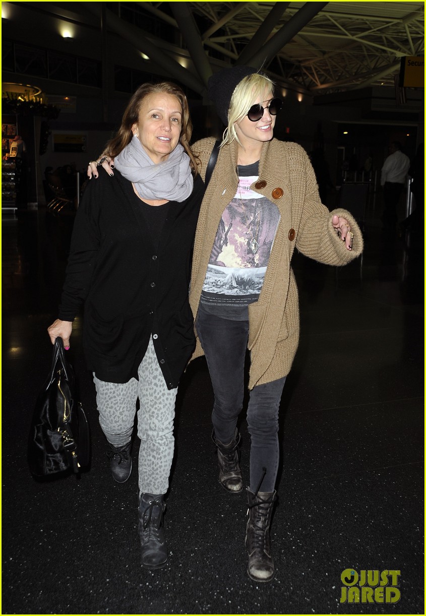 Ashlee Simpson: JFK Hugs for Mom Tina!: Photo 2784221 | Ashlee Simpson ...