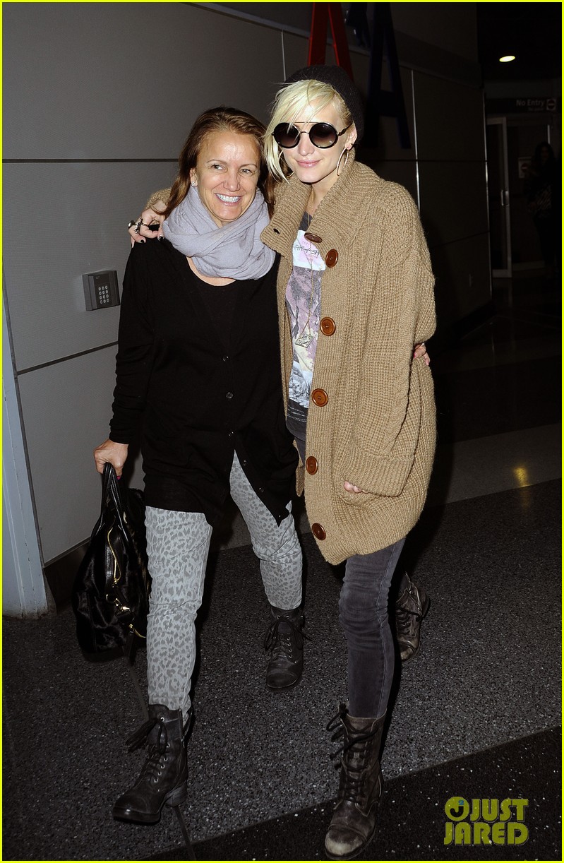 Ashlee Simpson: JFK Hugs for Mom Tina!: Photo 2784226 | Ashlee Simpson ...