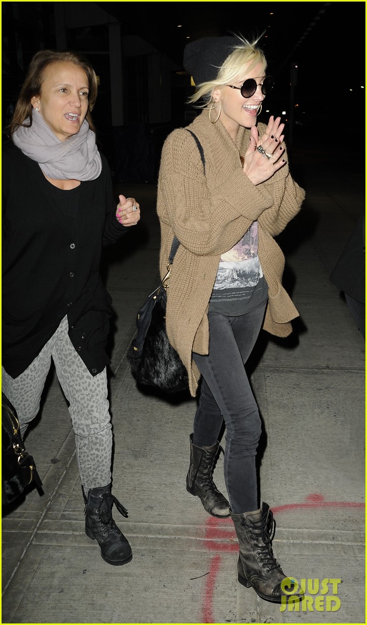 Ashlee Simpson: JFK Hugs for Mom Tina!: Photo 2784227 | Ashlee Simpson ...