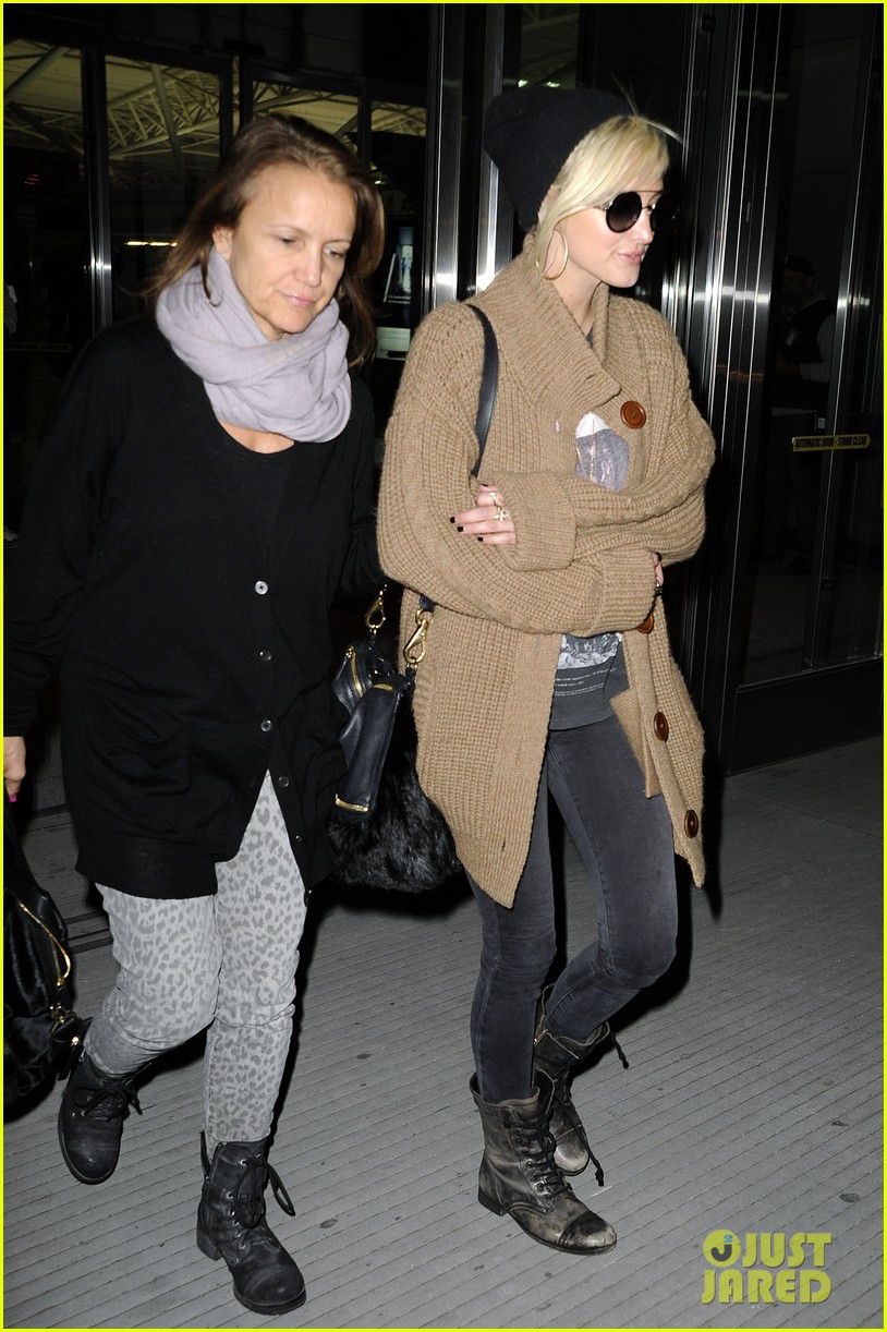 Ashlee Simpson: JFK Hugs for Mom Tina!: Photo 2784228 | Ashlee Simpson ...