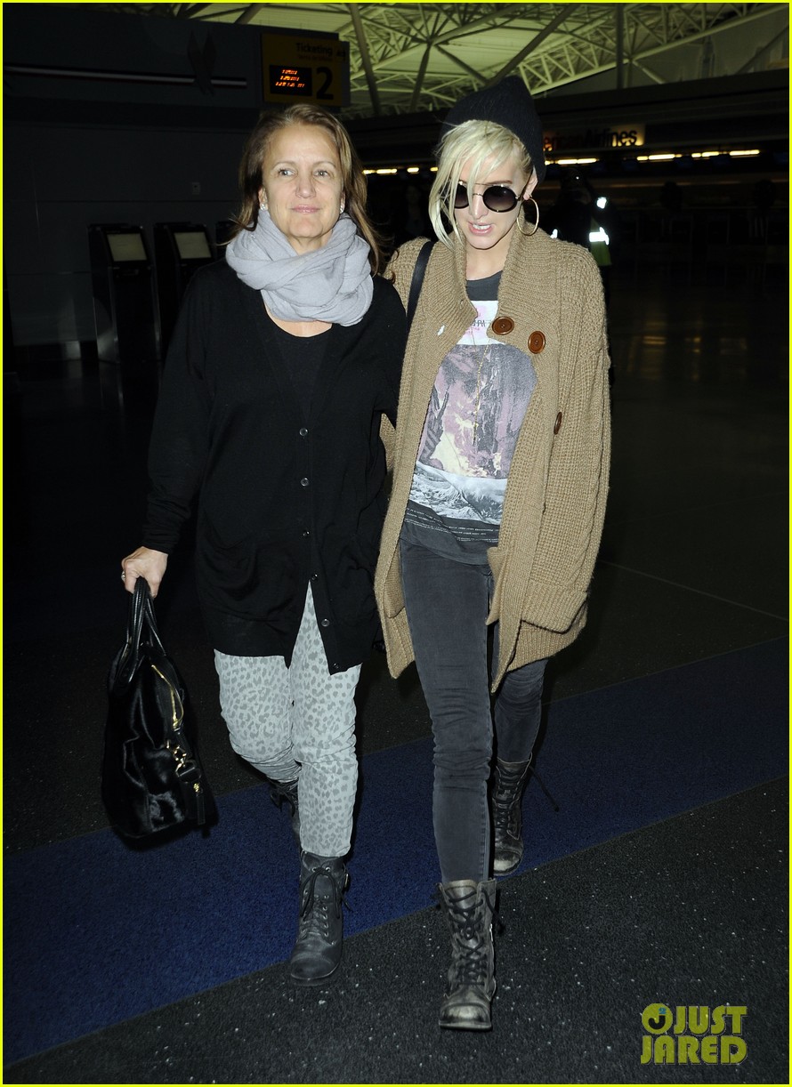Ashlee Simpson: JFK Hugs for Mom Tina!: Photo 2784231 | Ashlee Simpson ...