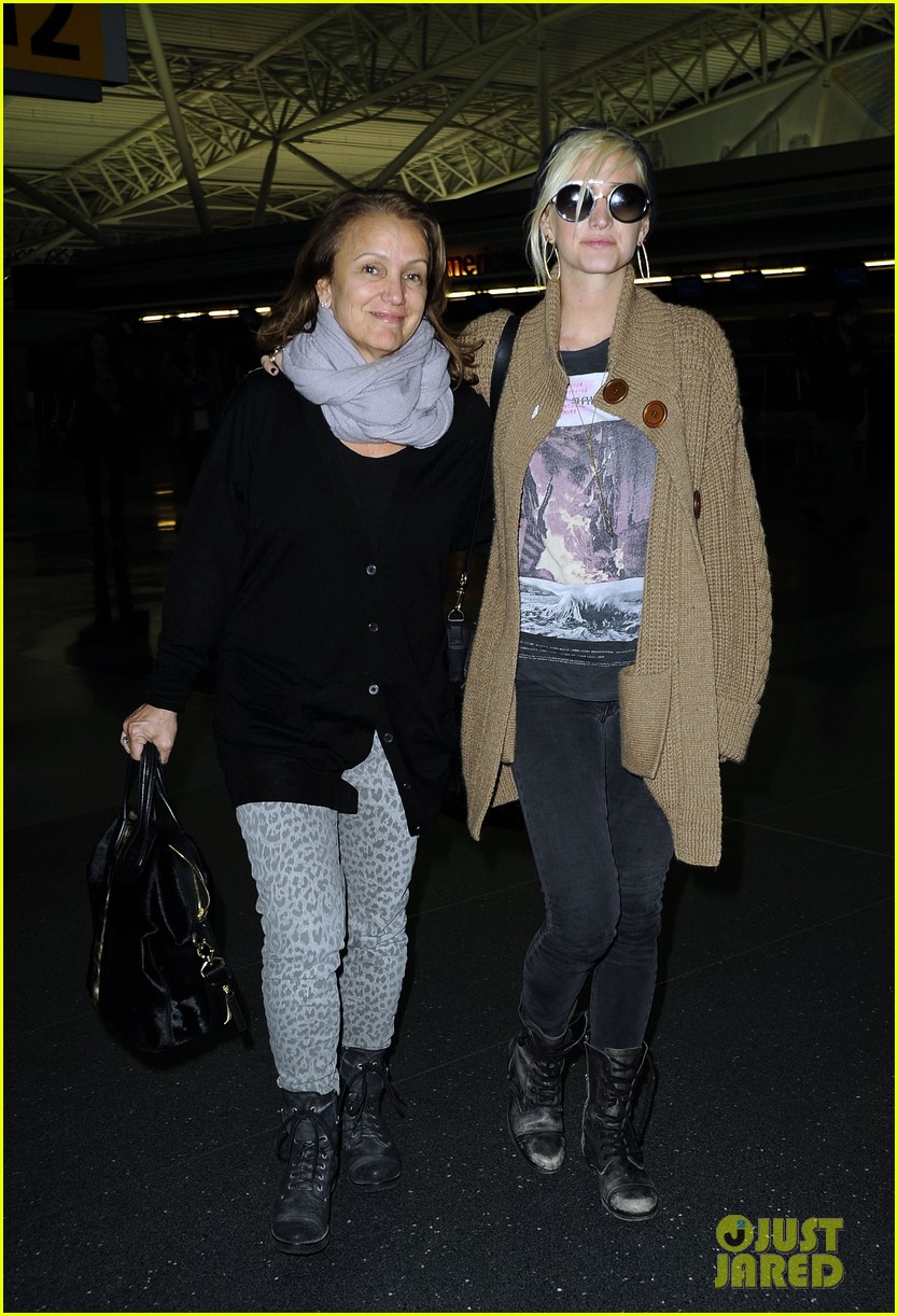 Ashlee Simpson: JFK Hugs for Mom Tina!: Photo 2784232 | Ashlee Simpson ...
