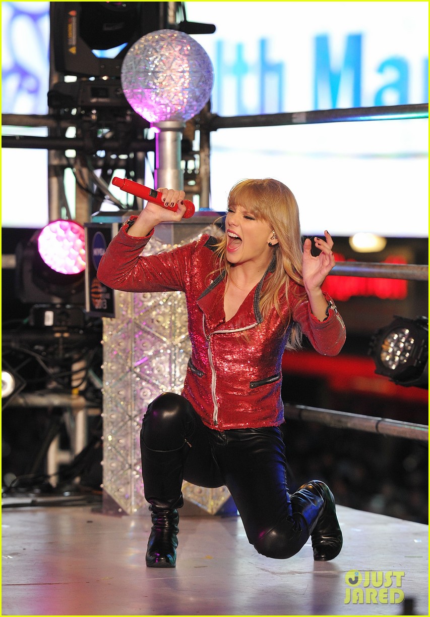 Taylor Swift: New Year's Eve Performance in Times Square!: Photo ...