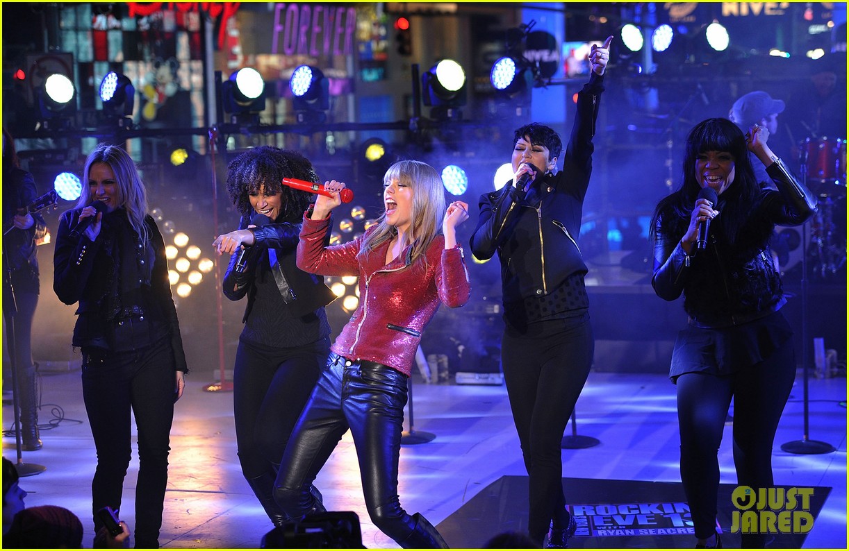 Taylor Swift: New Year's Eve Performance in Times Square!: Photo ...
