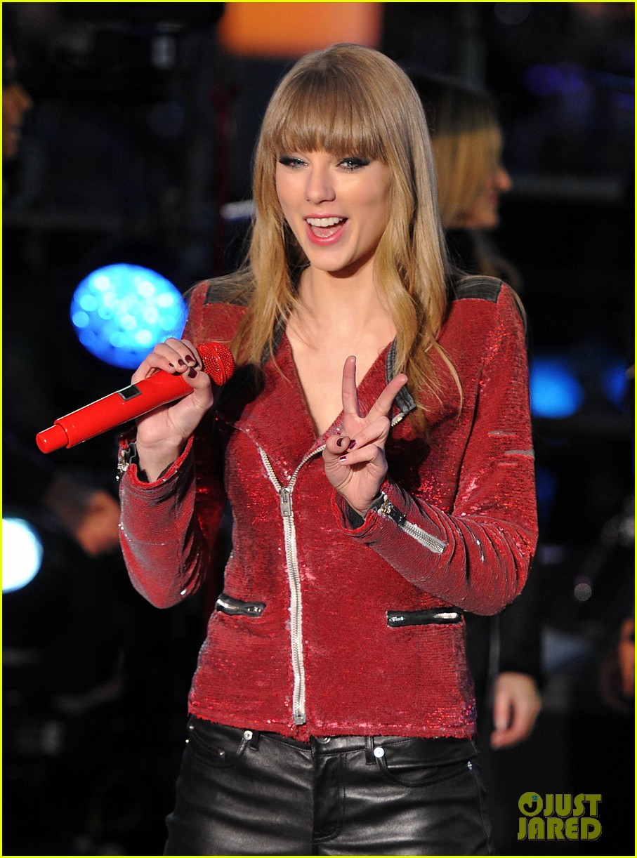 Taylor Swift: New Year's Eve Performance in Times Square!: Photo ...