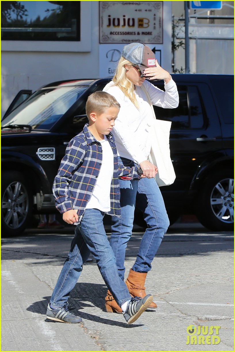 Reese Witherspoon: Sunday Errands with Deacon: Photo 2795852 ...