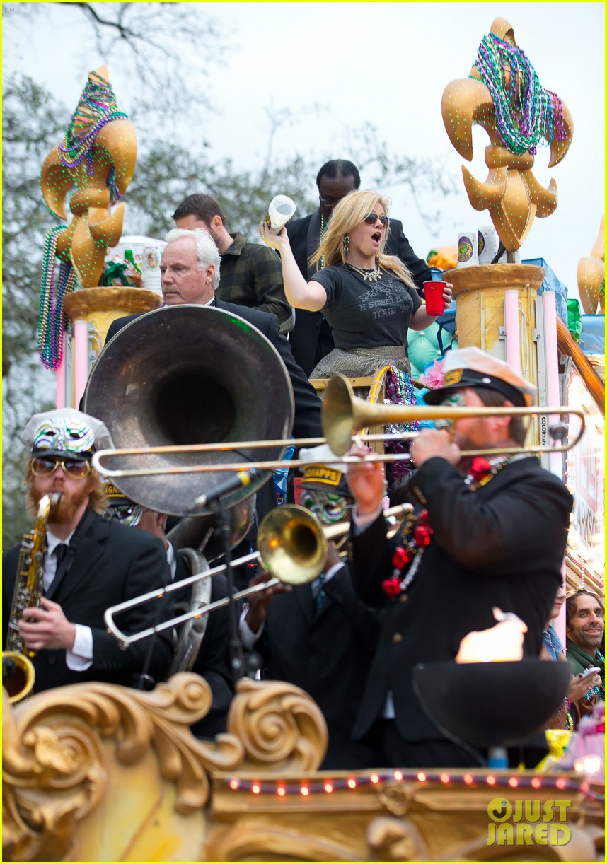 Kelly Clarkson: Mardi Gras Parade with Brandon Blackstock!: Photo ...