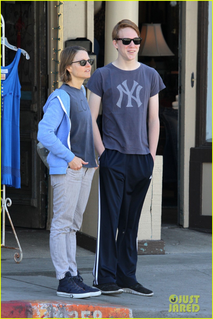 Jodie Foster: Venice Beach Breakfast with Son Charlie!: Photo 2822291 ...