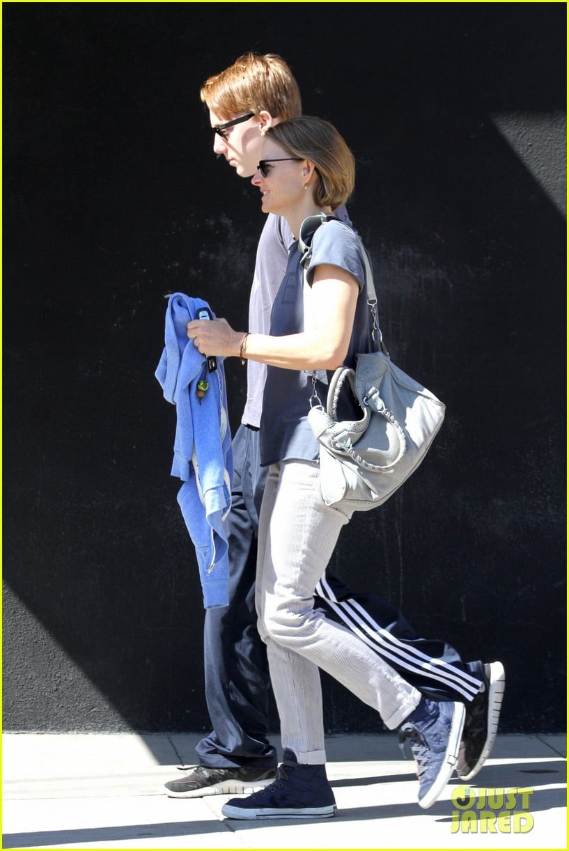 Jodie Foster: Venice Beach Breakfast with Son Charlie!: Photo 2822301 ...