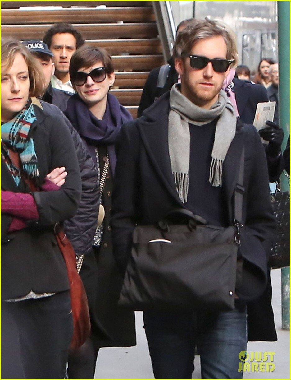 Anne Hathaway & Eddie Redmayne: 'Les Mis' Paris Premiere!: Photo ...
