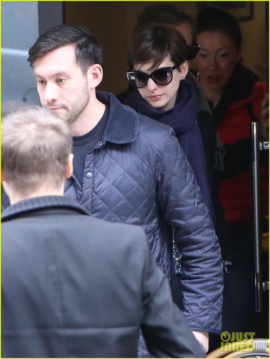 Anne Hathaway & Eddie Redmayne: 'Les Mis' Paris Premiere!: Photo ...