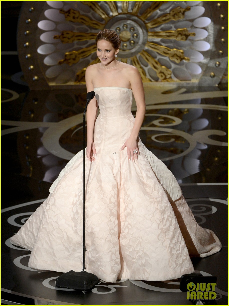 Jennifer Lawrence Wins Best Actress Oscar, Falls on Stage: Photo ...