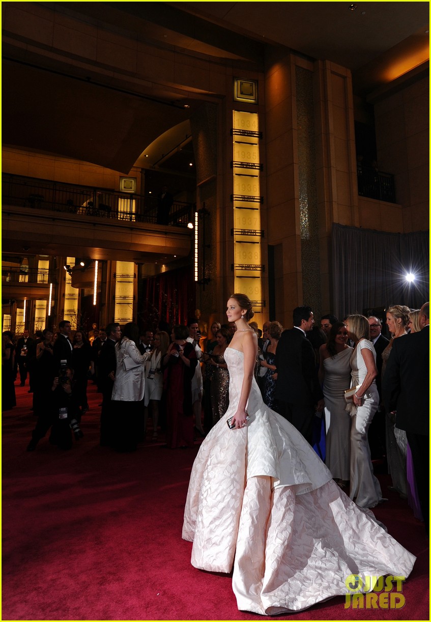 Jennifer Lawrence Wins Best Actress Oscar, Falls on Stage: Photo ...