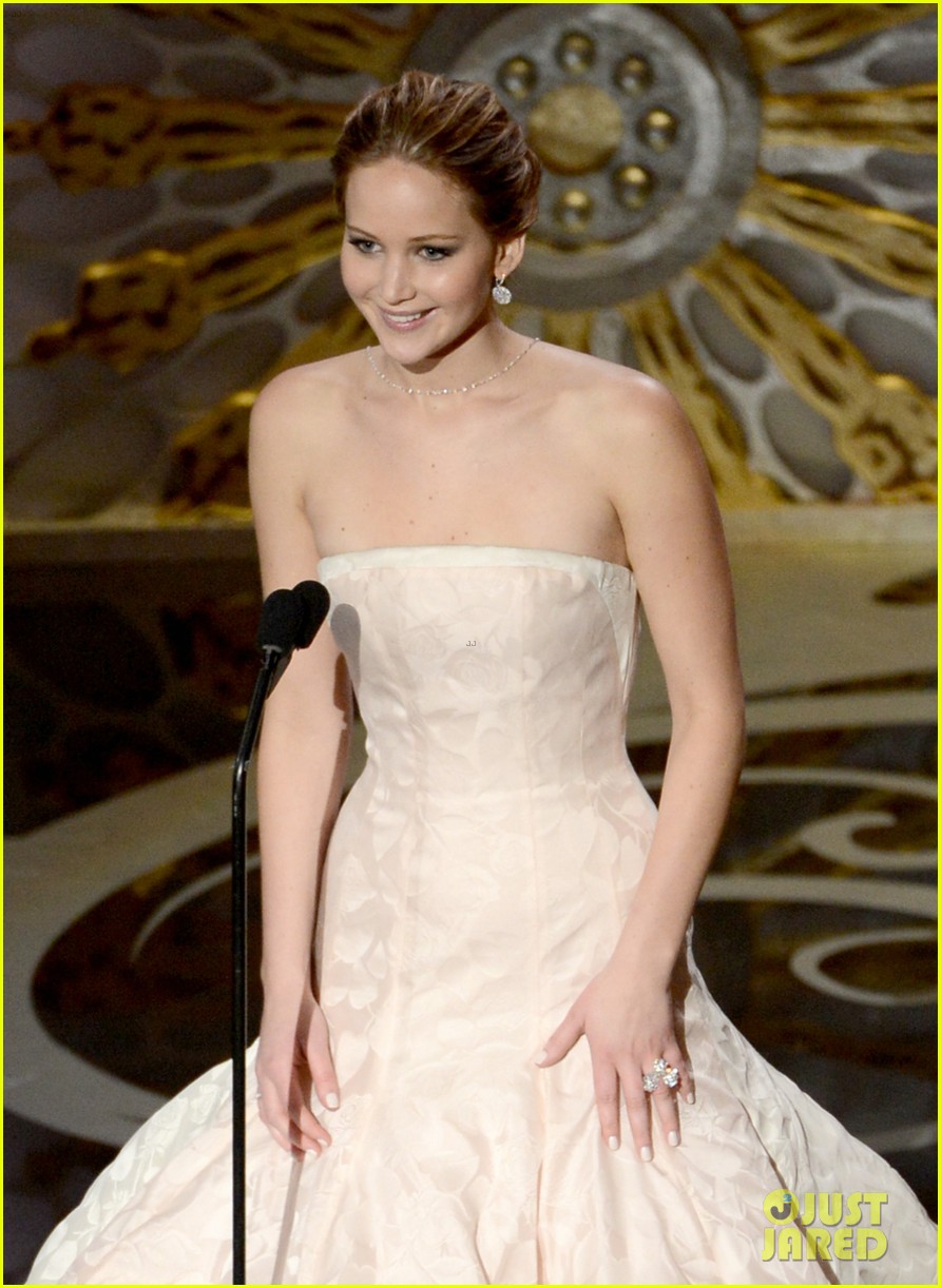 Jennifer Lawrence Wins Best Actress Oscar, Falls on Stage: Photo ...
