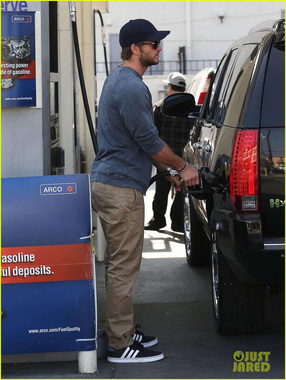 Liam Hemsworth: Lunch & Gas Station Stop!: Photo 2815210 | Liam ...