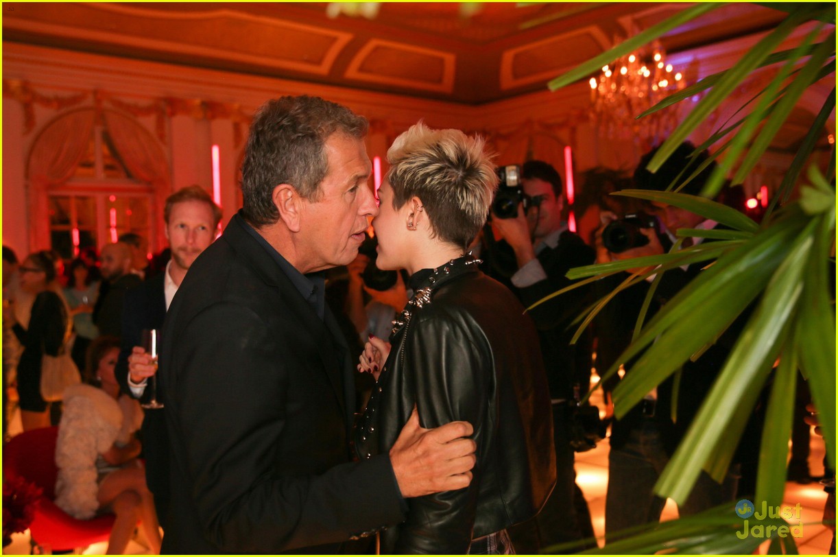 Photo: miley cyrus mario testino prism exhibit reception 09 | Photo ...