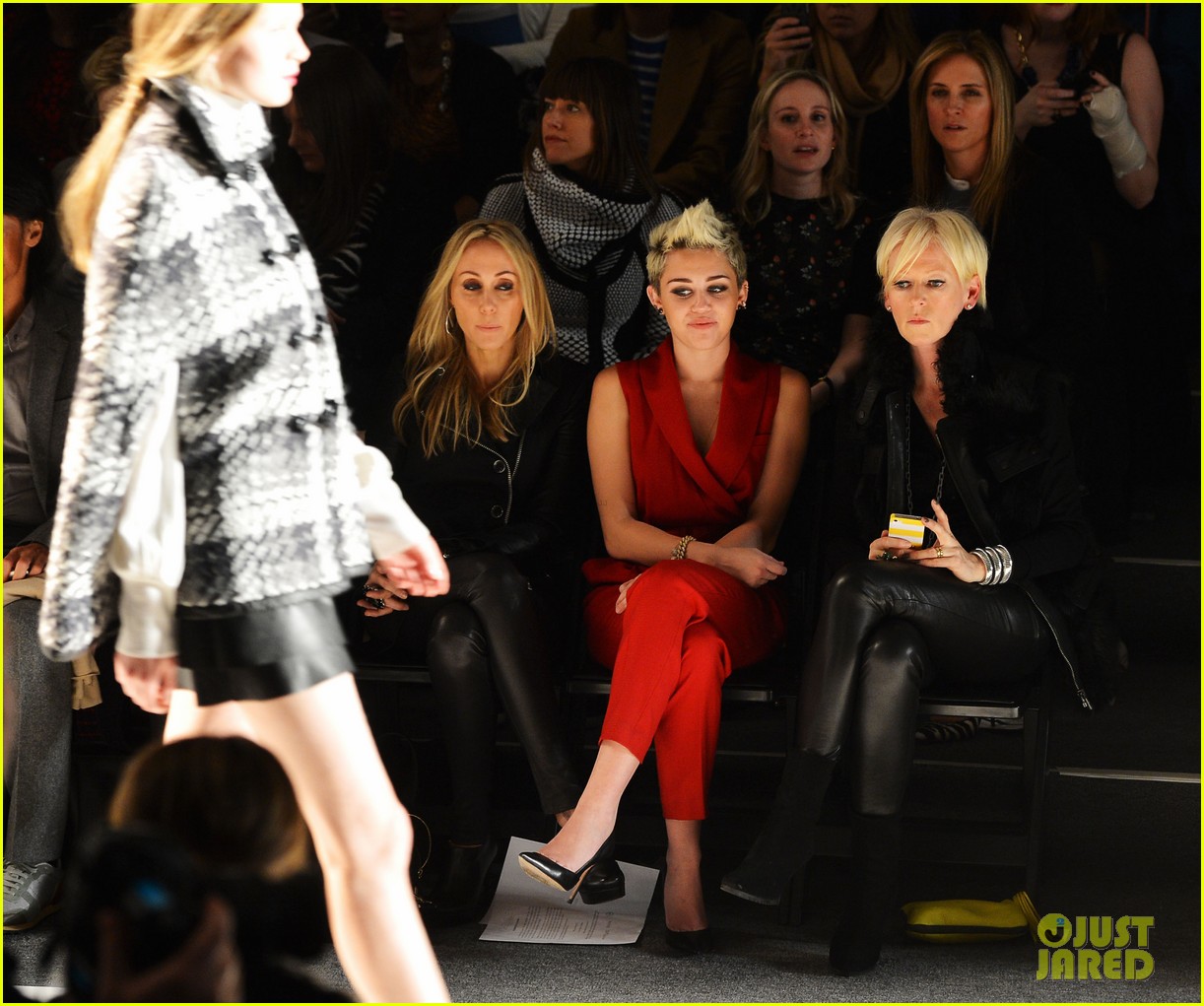Miley Cyrus: Rachel Zoe Fashion Show with Mom Tish!: Photo 2811459 ...