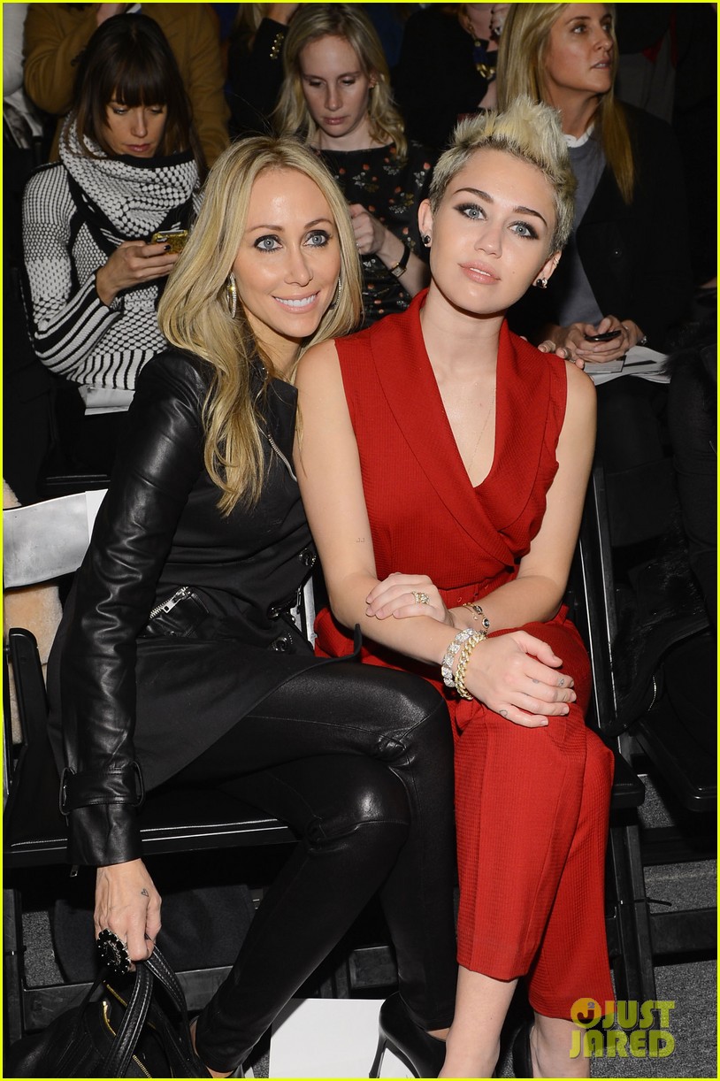 Miley Cyrus: Rachel Zoe Fashion Show with Mom Tish!: Photo 2811462 ...