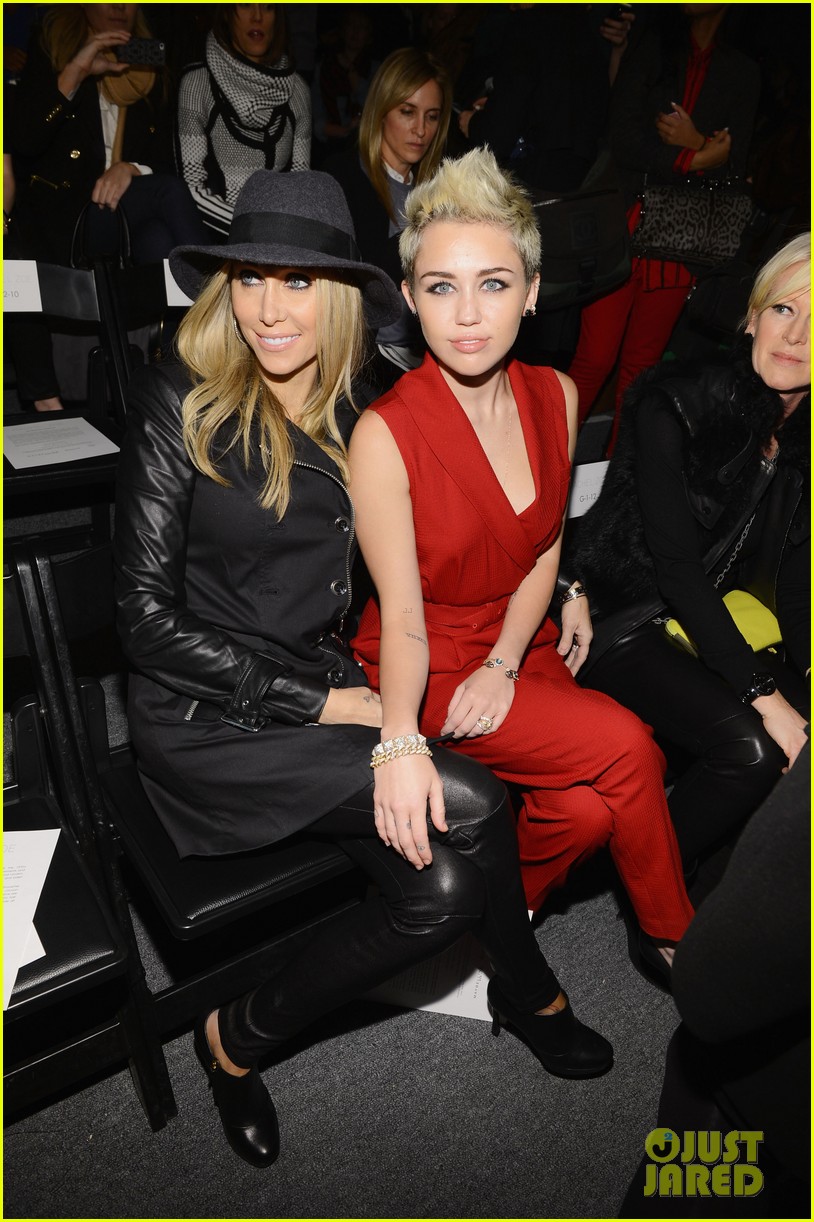 Miley Cyrus: Rachel Zoe Fashion Show with Mom Tish!: Photo 2811475 ...