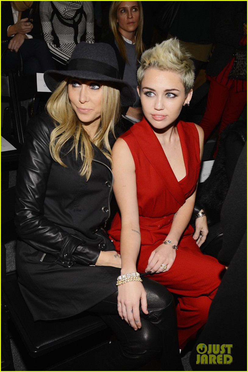 Miley Cyrus: Rachel Zoe Fashion Show with Mom Tish!: Photo 2811476 | Celebrity Babies, Miley ...