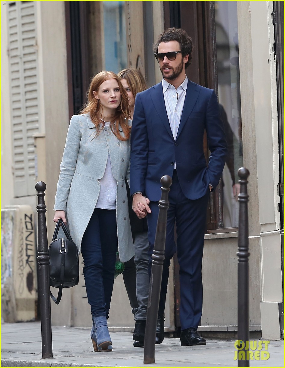 Jessica Chastain & Gian Luca Passi de Preposulo Hold Hands in Paris ...