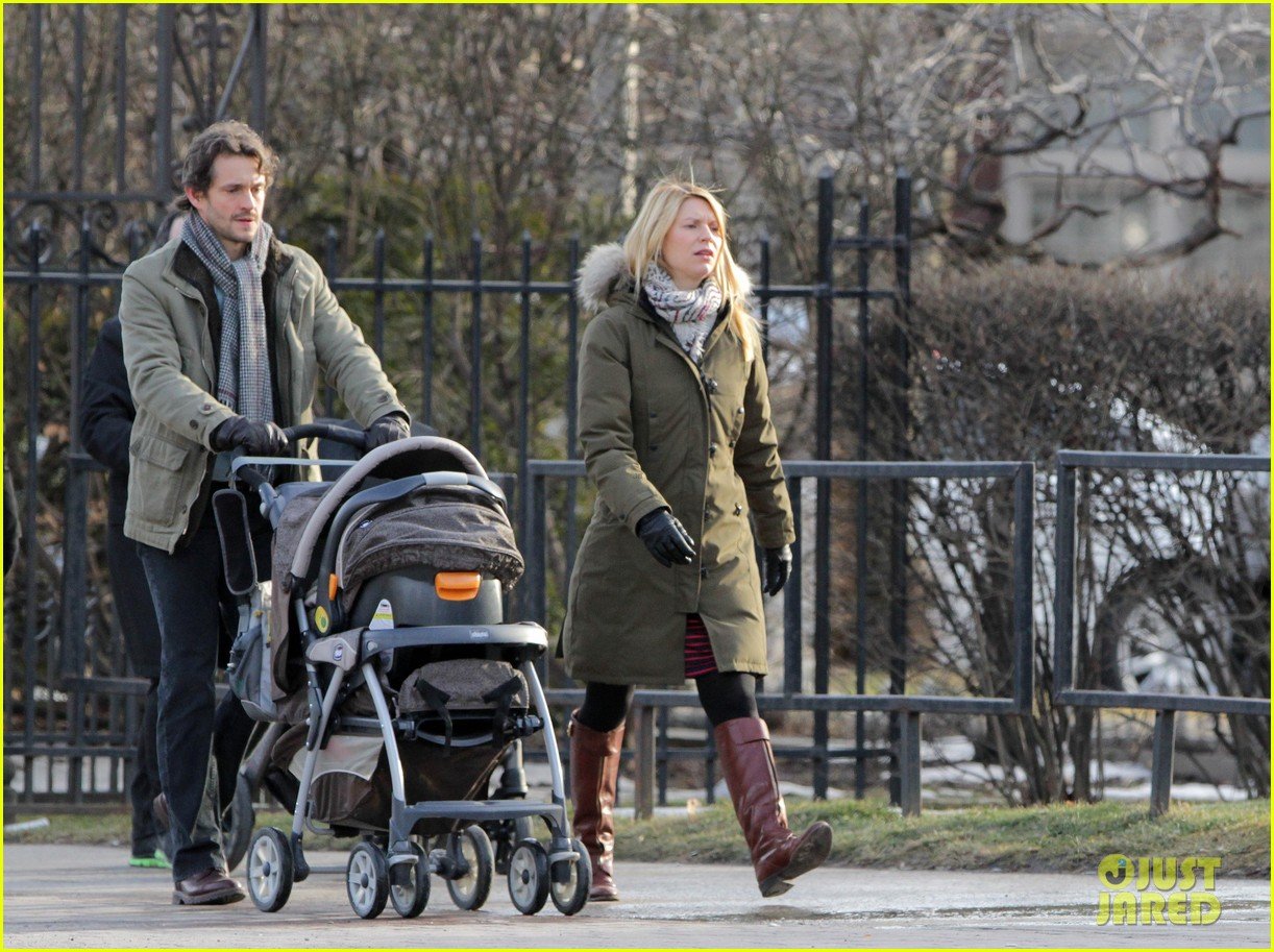 Claire Danes & Hugh Dancy: Family Day with Baby Cyrus: Photo 2828247 ...