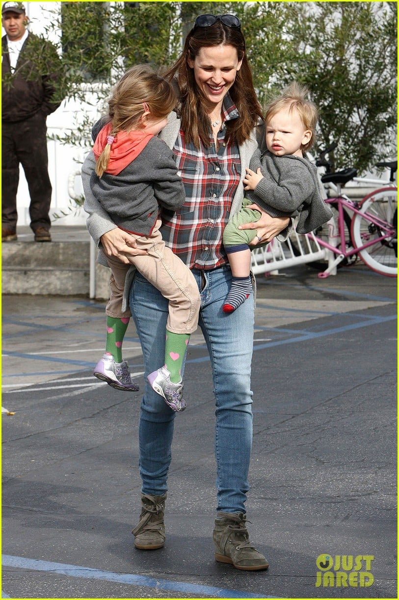 Jennifer Garner Has Her Hands Full with Seraphina & Samuel!: Photo ...
