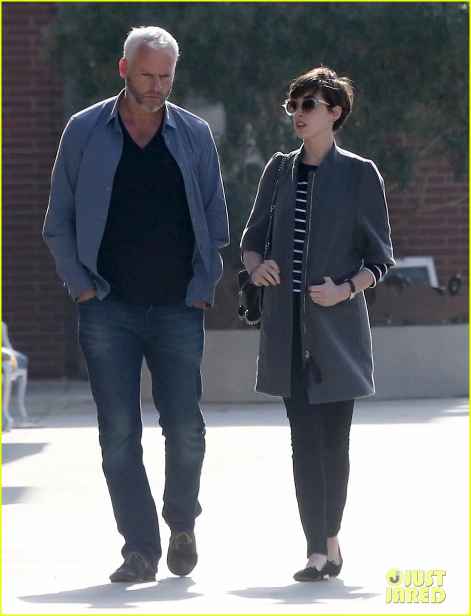 Anne Hathaway: Cafe Gratitude Gal!: Photo 2825450 | Anne Hathaway ...