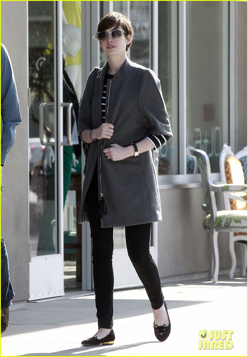 Anne Hathaway: Cafe Gratitude Gal!: Photo 2825452 | Anne Hathaway ...