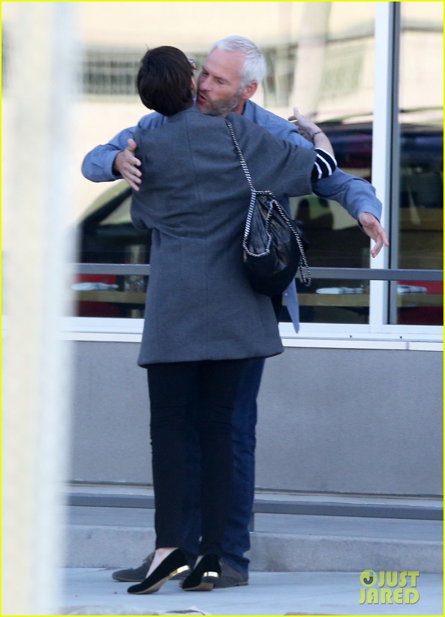 Anne Hathaway: Cafe Gratitude Gal!: Photo 2825454 | Anne Hathaway ...