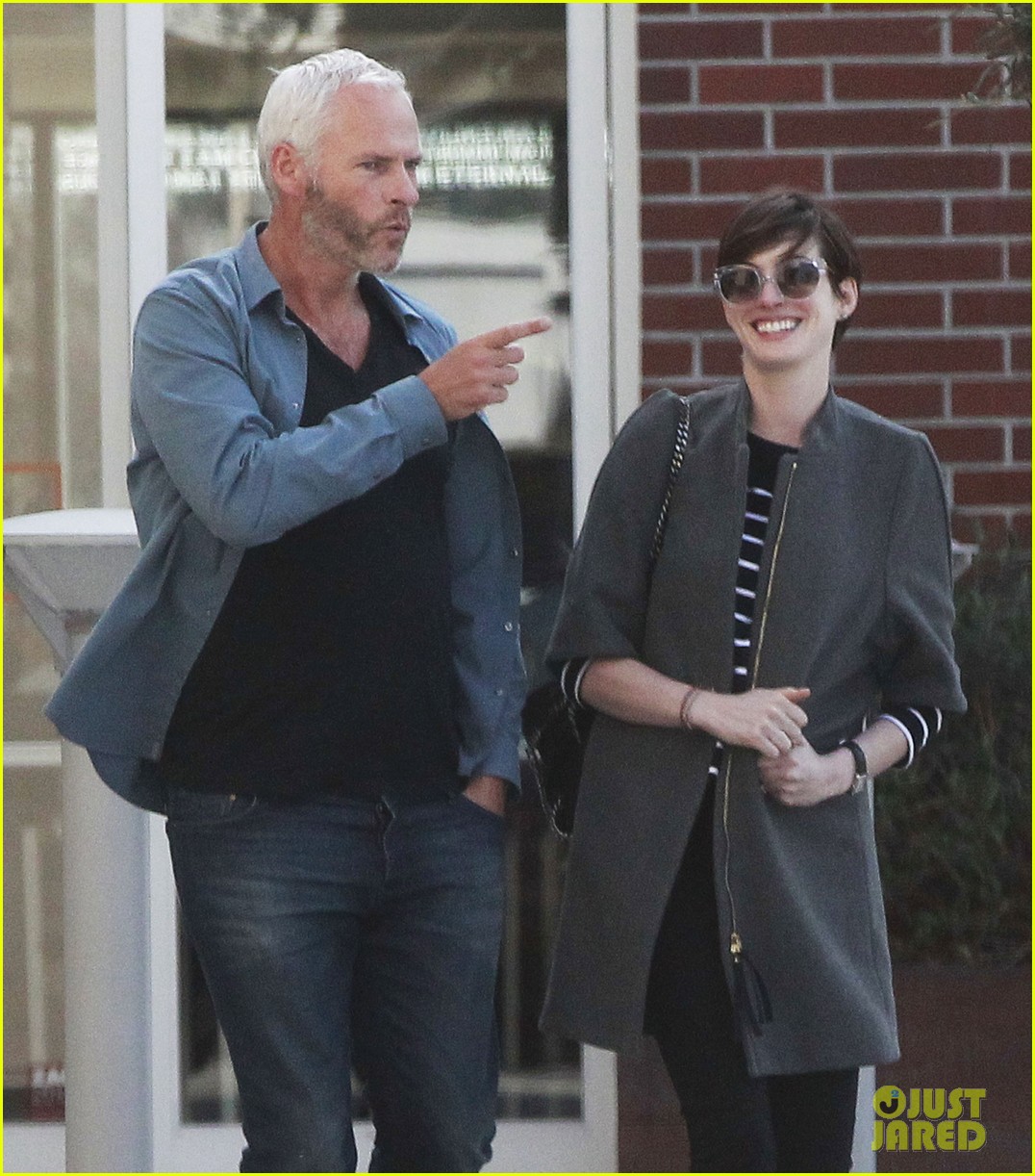 Anne Hathaway: Cafe Gratitude Gal!: Photo 2825455 | Anne Hathaway ...