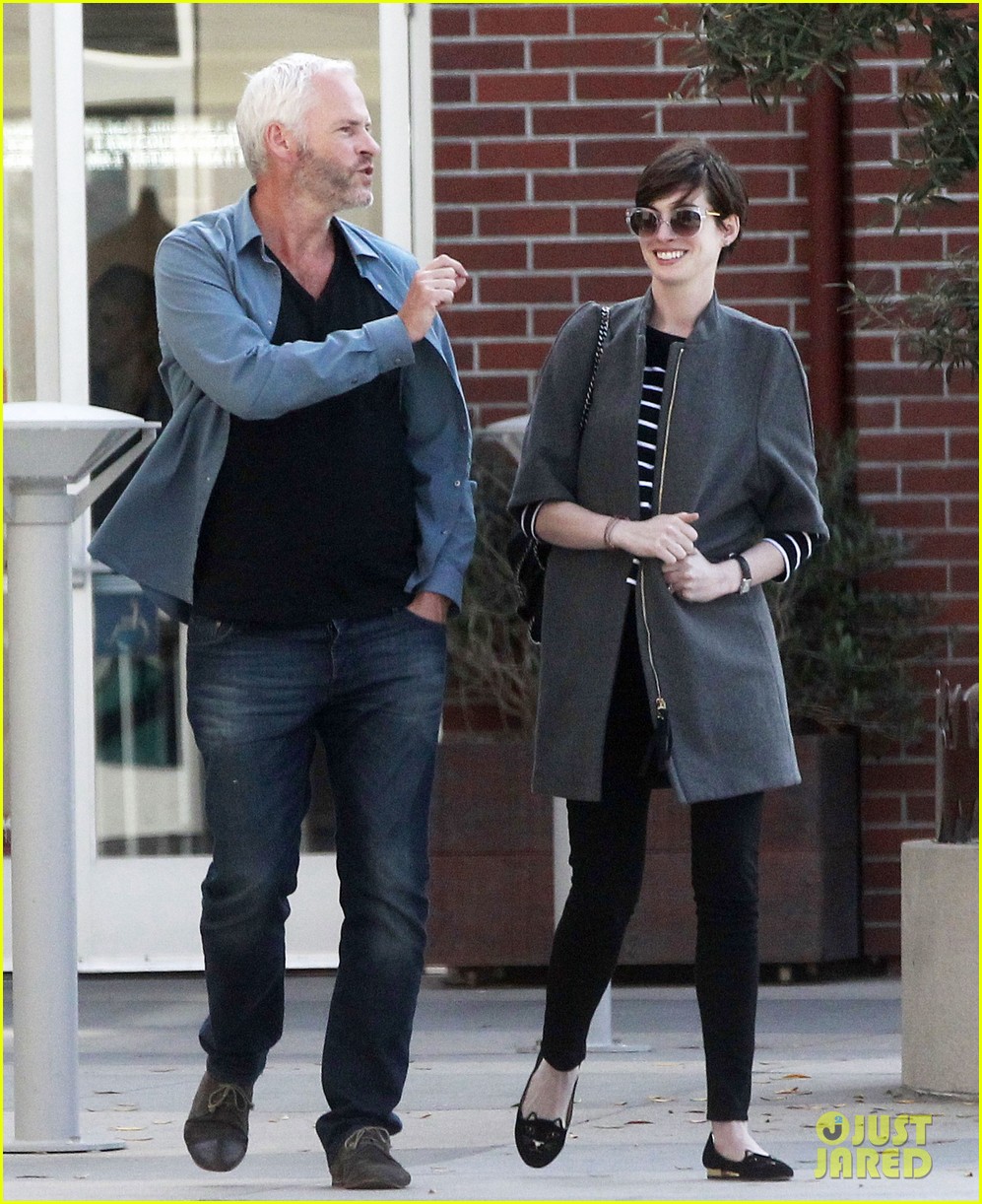 Anne Hathaway: Cafe Gratitude Gal!: Photo 2825456 | Anne Hathaway ...