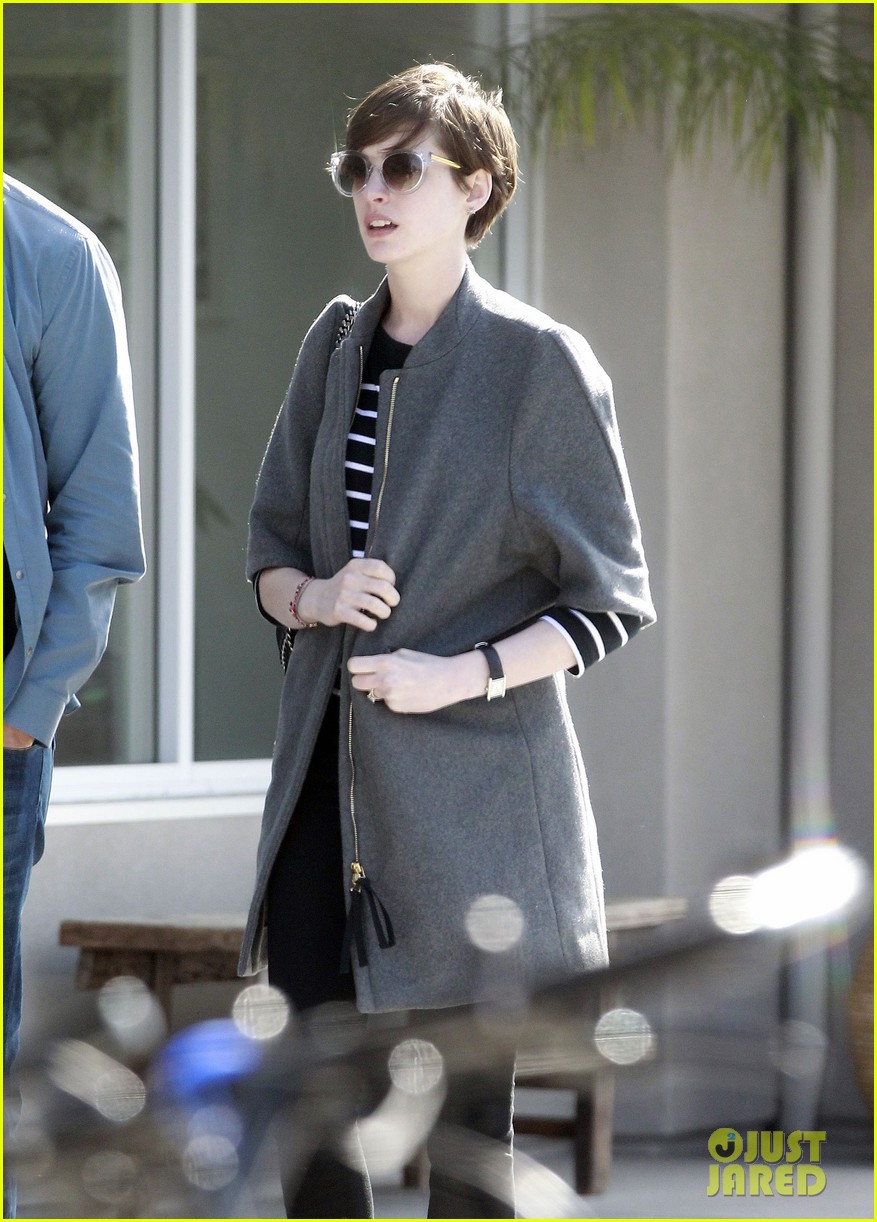 Anne Hathaway: Cafe Gratitude Gal!: Photo 2825459 | Anne Hathaway ...