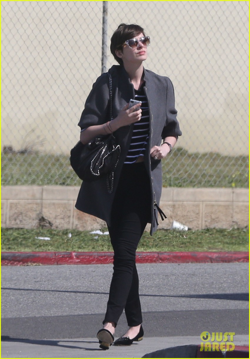 Anne Hathaway: Cafe Gratitude Gal!: Photo 2825460 | Anne Hathaway ...