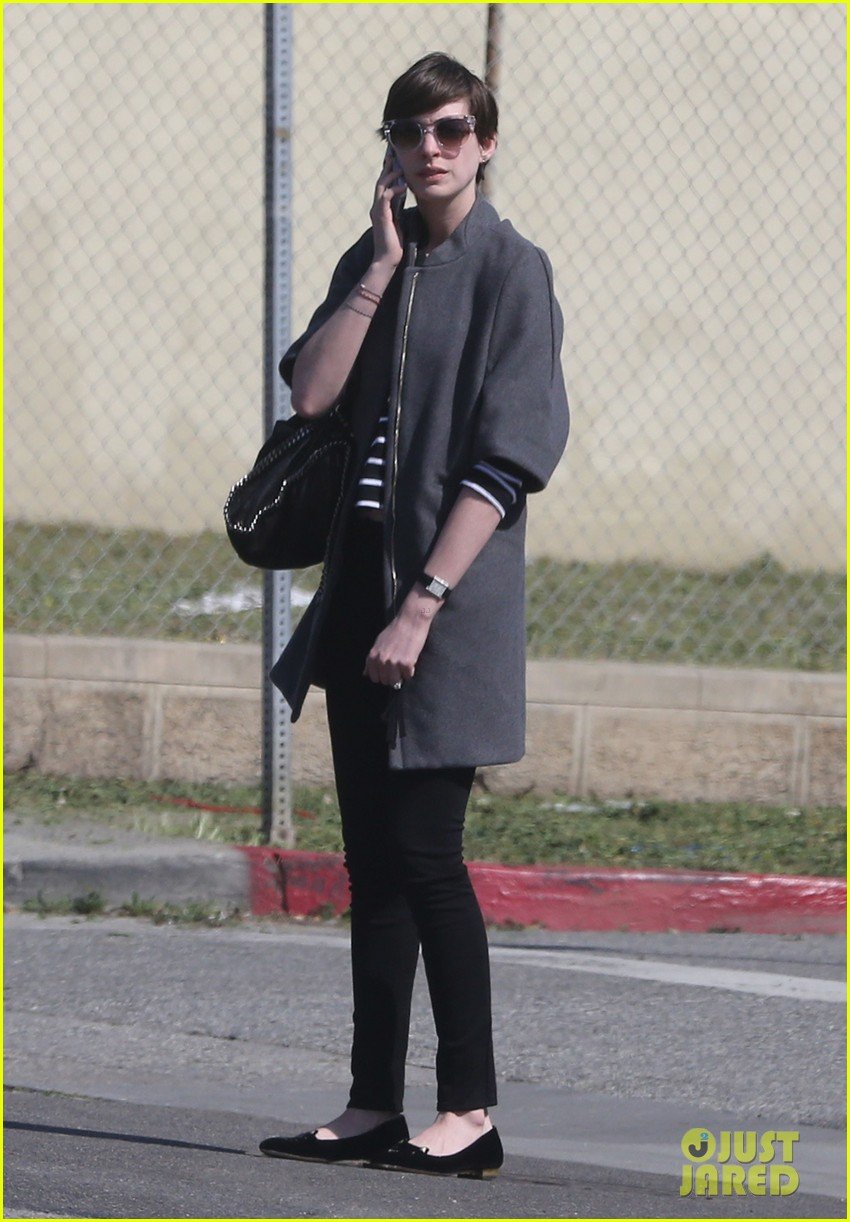 Anne Hathaway: Cafe Gratitude Gal!: Photo 2825463 | Anne Hathaway ...