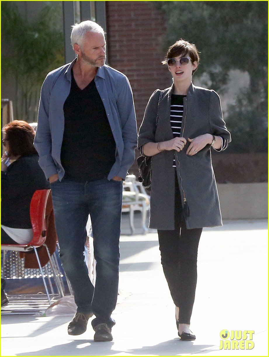 Anne Hathaway: Cafe Gratitude Gal!: Photo 2825469 | Anne Hathaway ...