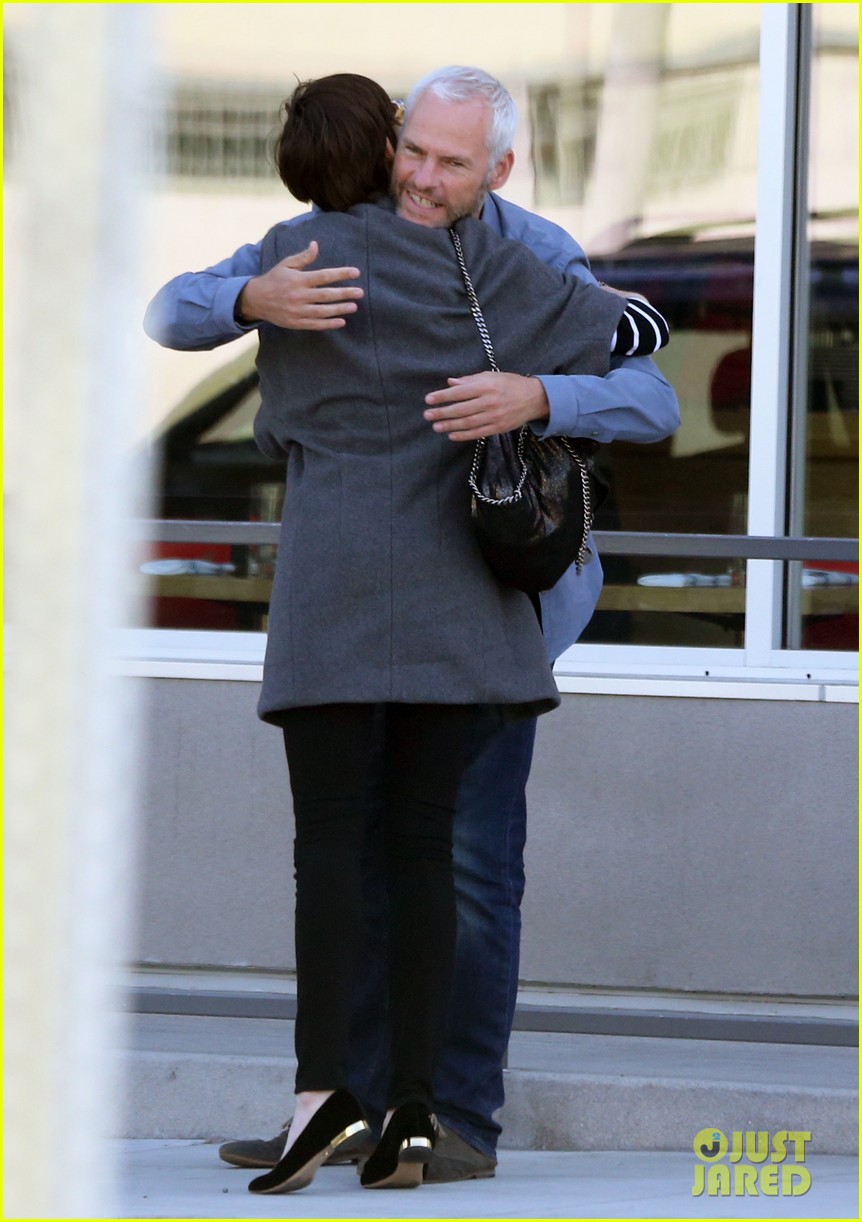 Anne Hathaway: Cafe Gratitude Gal!: Photo 2825470 | Anne Hathaway ...