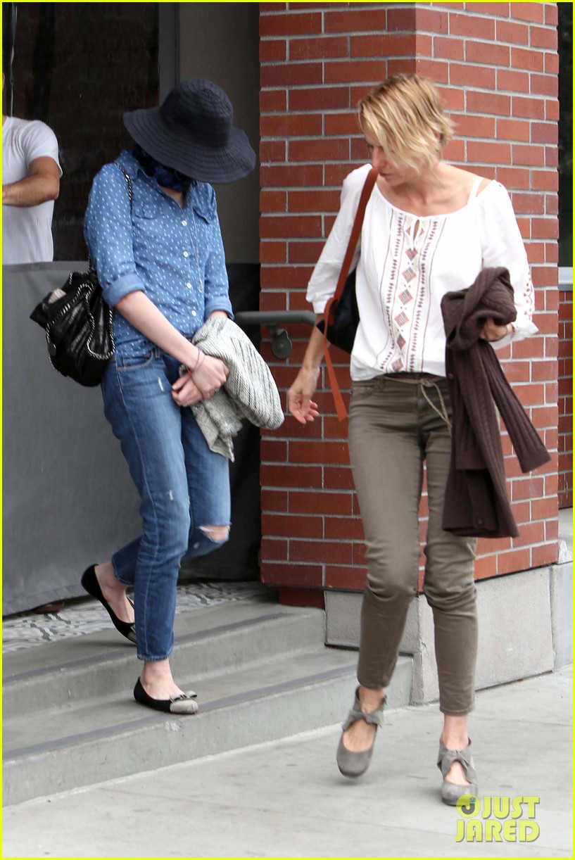 Anne Hathaway: Low-Key Cafe Gratitude Lunch: Photo 2834468 | Anne ...