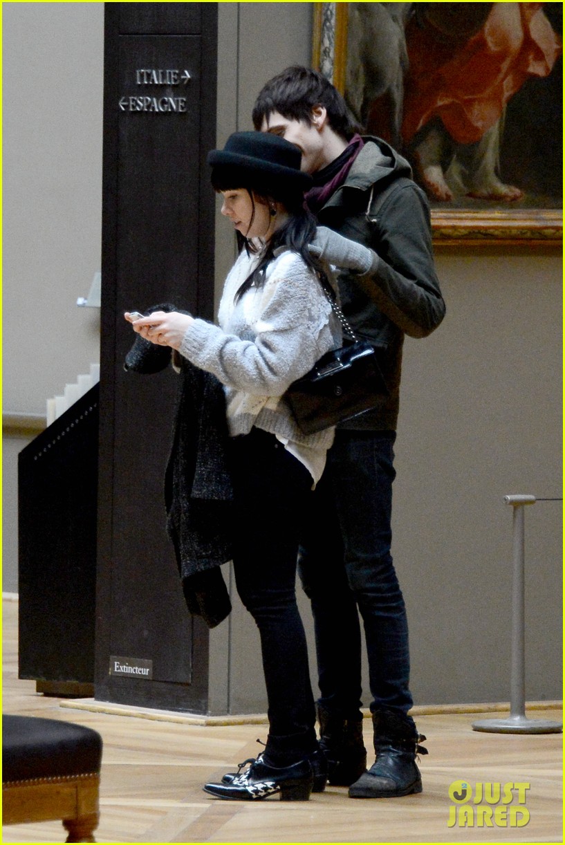 Carly Rae Jepsen & Matthew Koma: Louvre Lovebirds!: Photo 2833503 ...