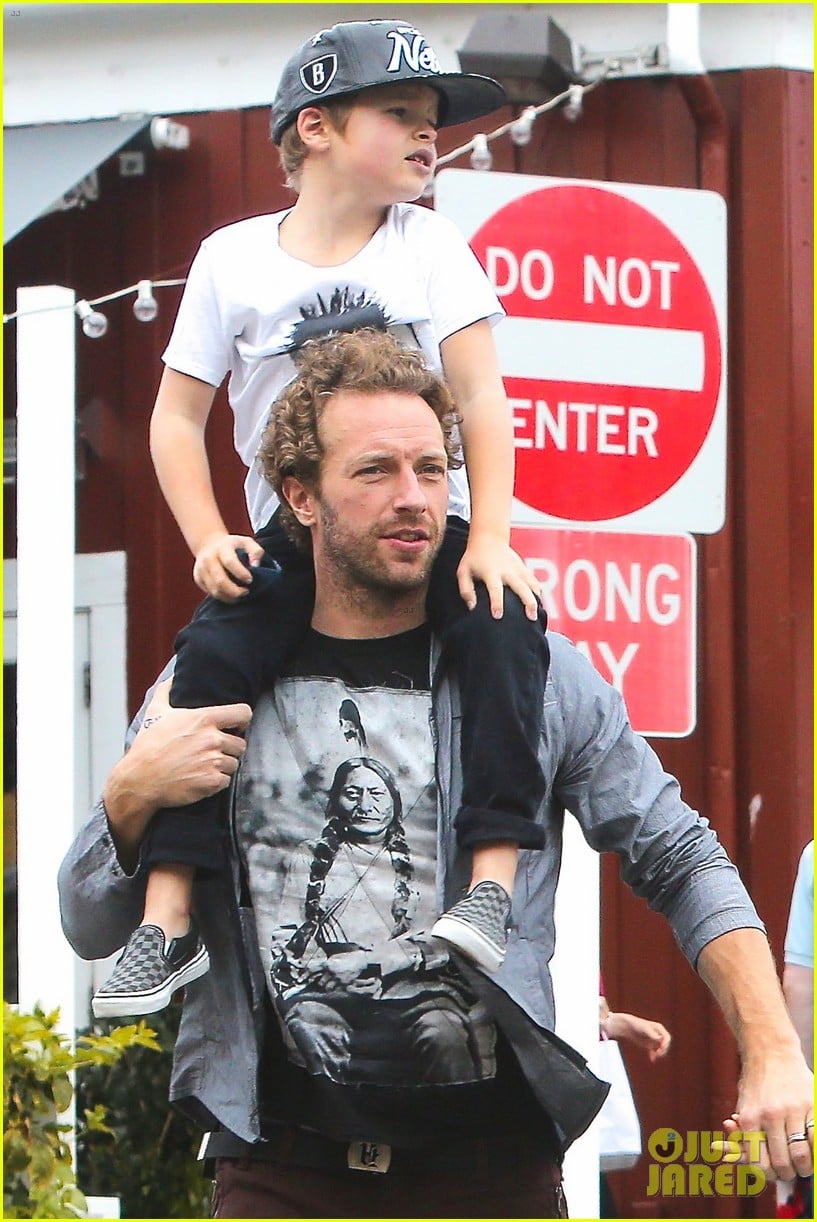 Chris Martin: Brentwood Country Mart with Apple & Moses!: Photo 2840731 ...