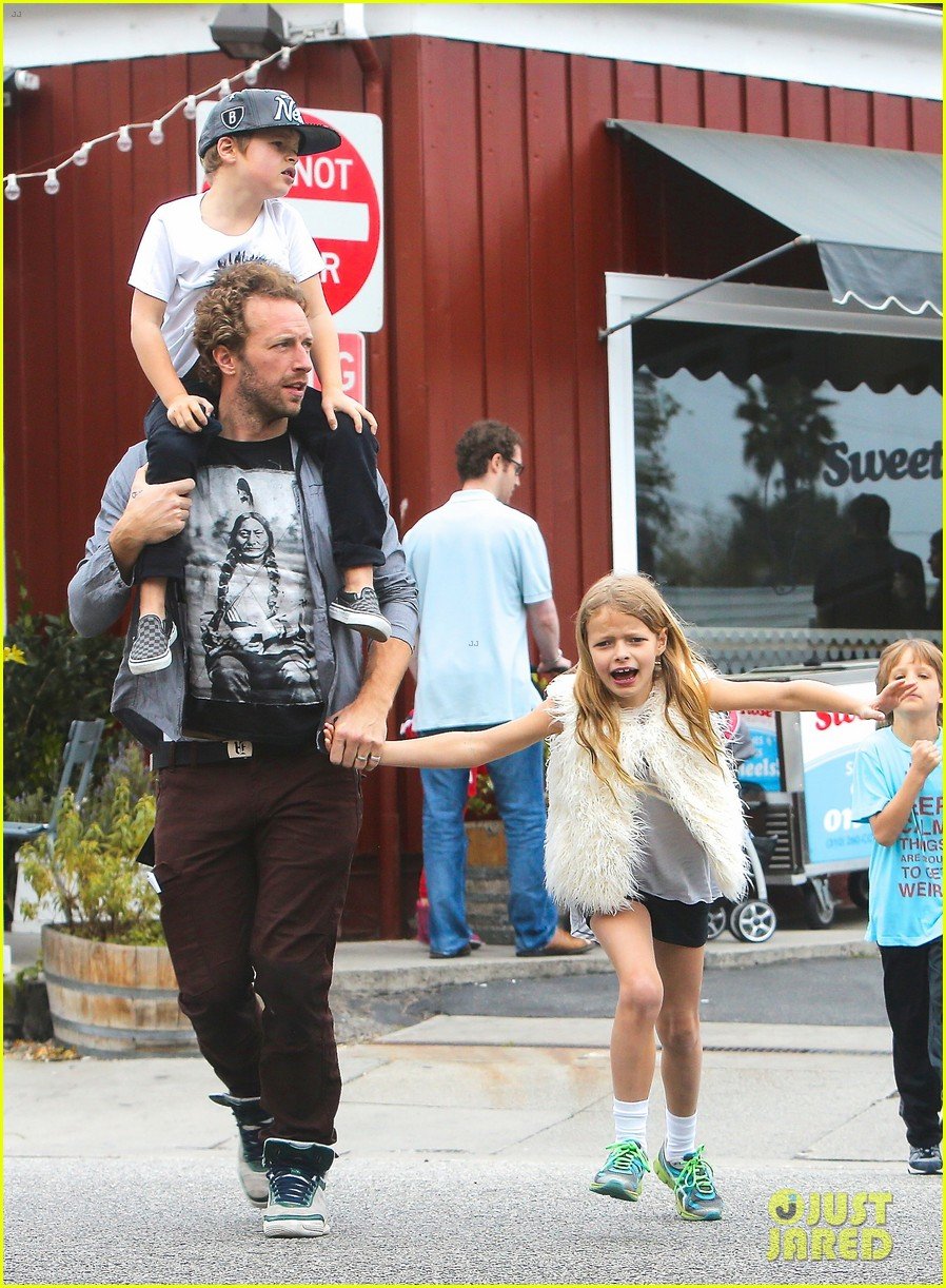 Chris Martin: Brentwood Country Mart with Apple & Moses!: Photo 2840733 ...