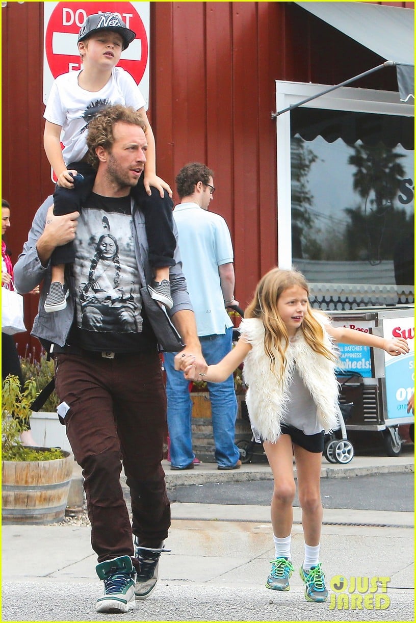 Chris Martin: Brentwood Country Mart with Apple & Moses!: Photo 2840735 ...