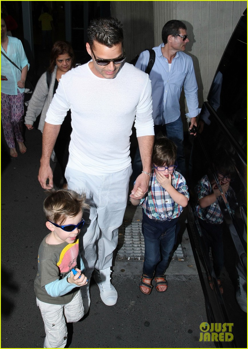 Ricky Martin: Sydney Arrival with Matteo & Valentino!: Photo 2825478 ...