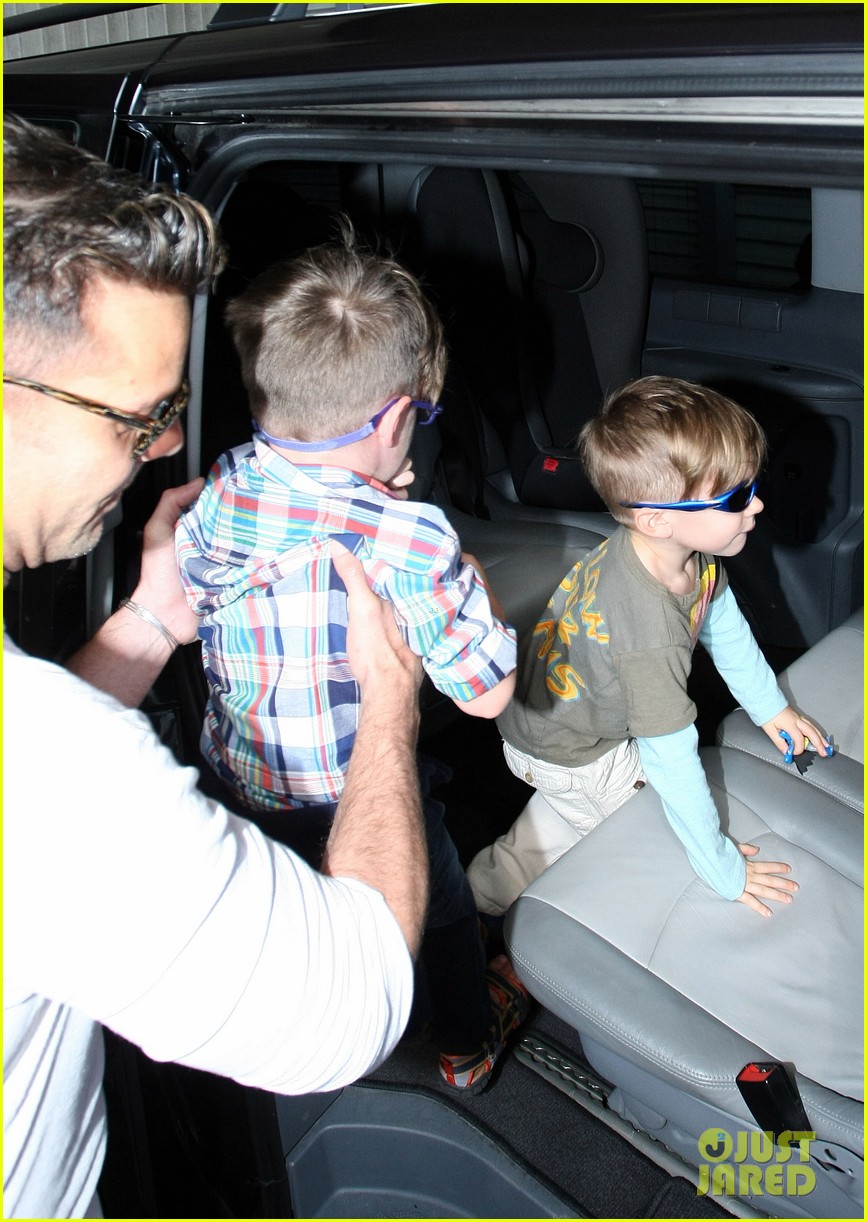 Ricky Martin: Sydney Arrival with Matteo & Valentino!: Photo 2825481 ...
